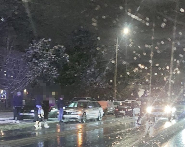 Video/ Copil grav rănit în timp ce traversa strada împreună cu mama lui ...